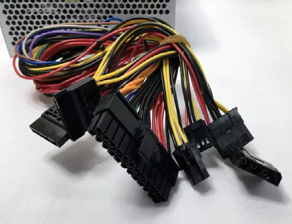 FUENTE DE PODER 650W+ CABLE DE PODER - Electrocompu Quito